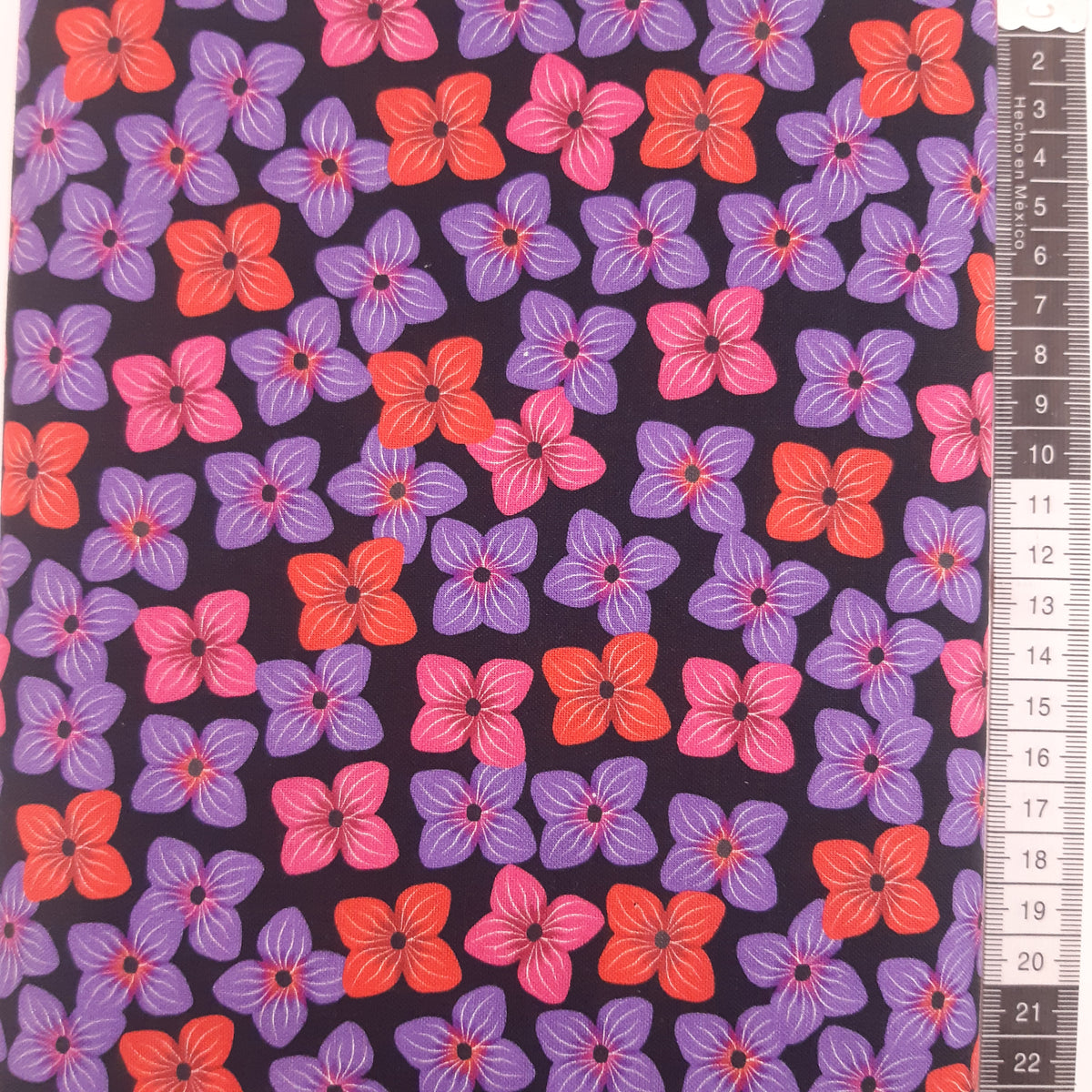 Patchwork stof, sort med røde, pink og lilla blomster. – skerping