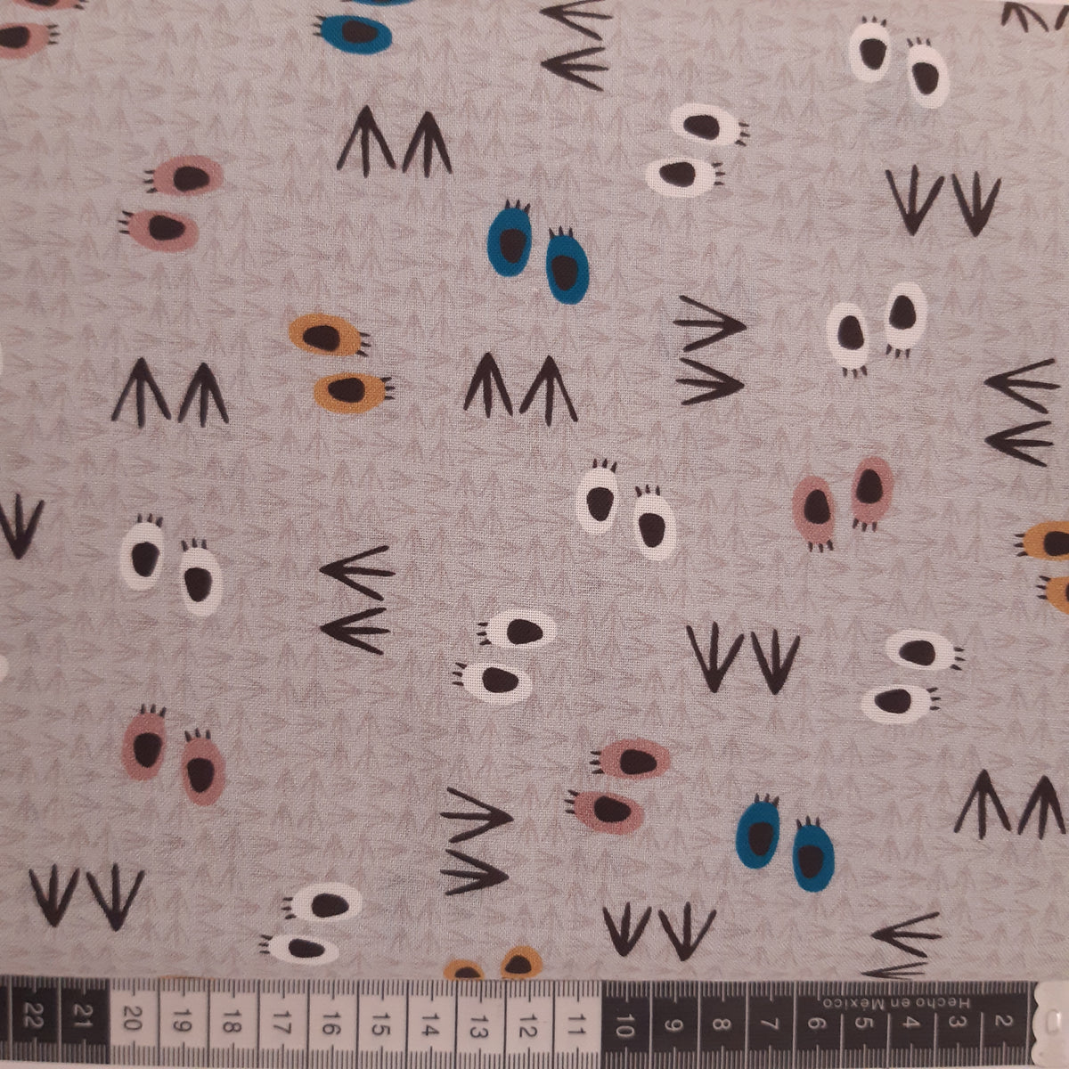 Patchwork stof, grå med øjne og fuglefodspor – skerping
