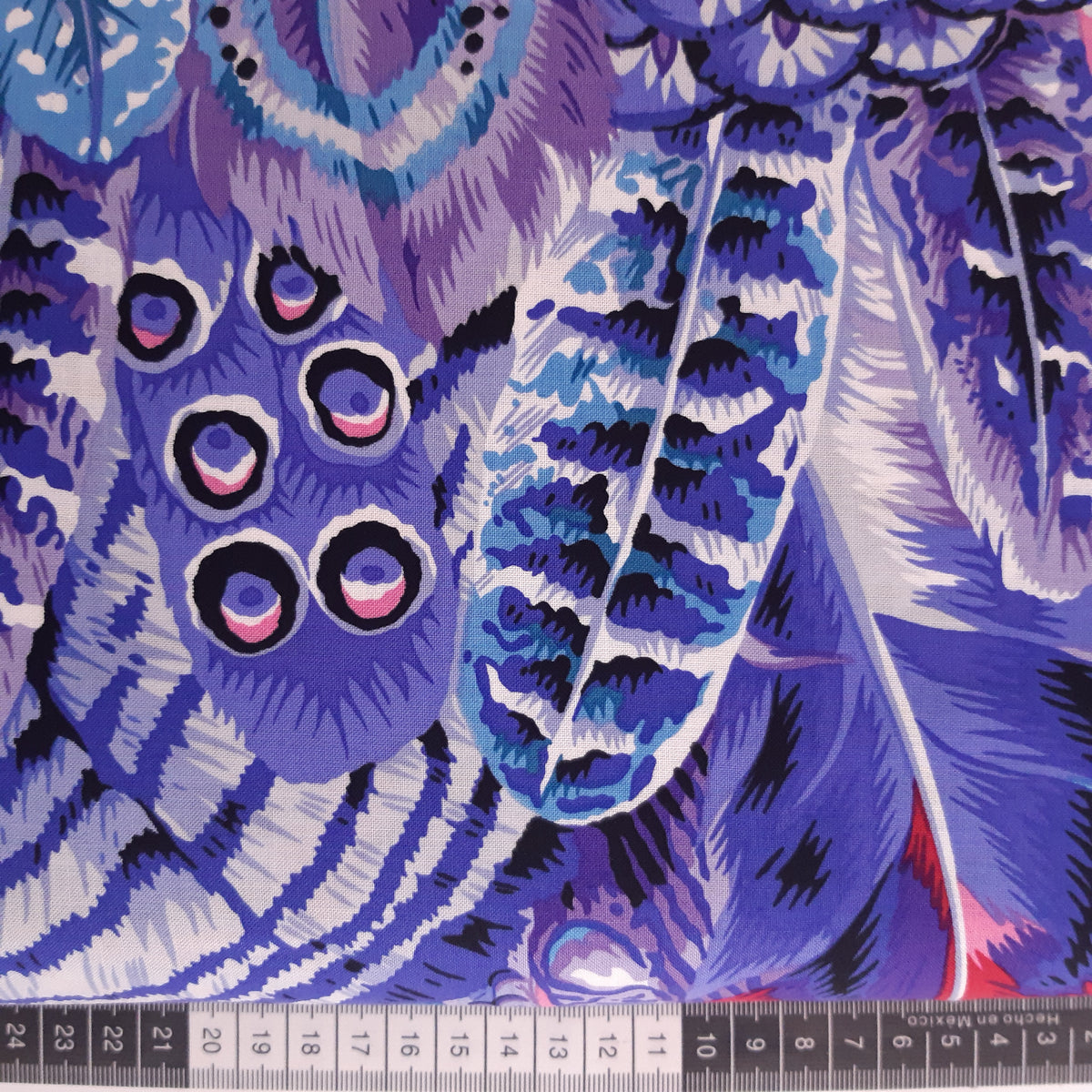 Patchwork stof, fjer i blå lilla hvid og pink stor mønstret – skerping