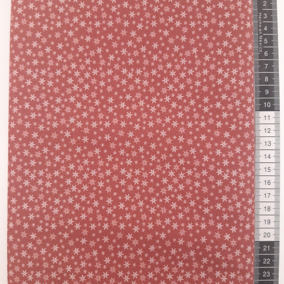 Patchwork stof, mørk gammel rosa med små lyse stjerner. – skerping