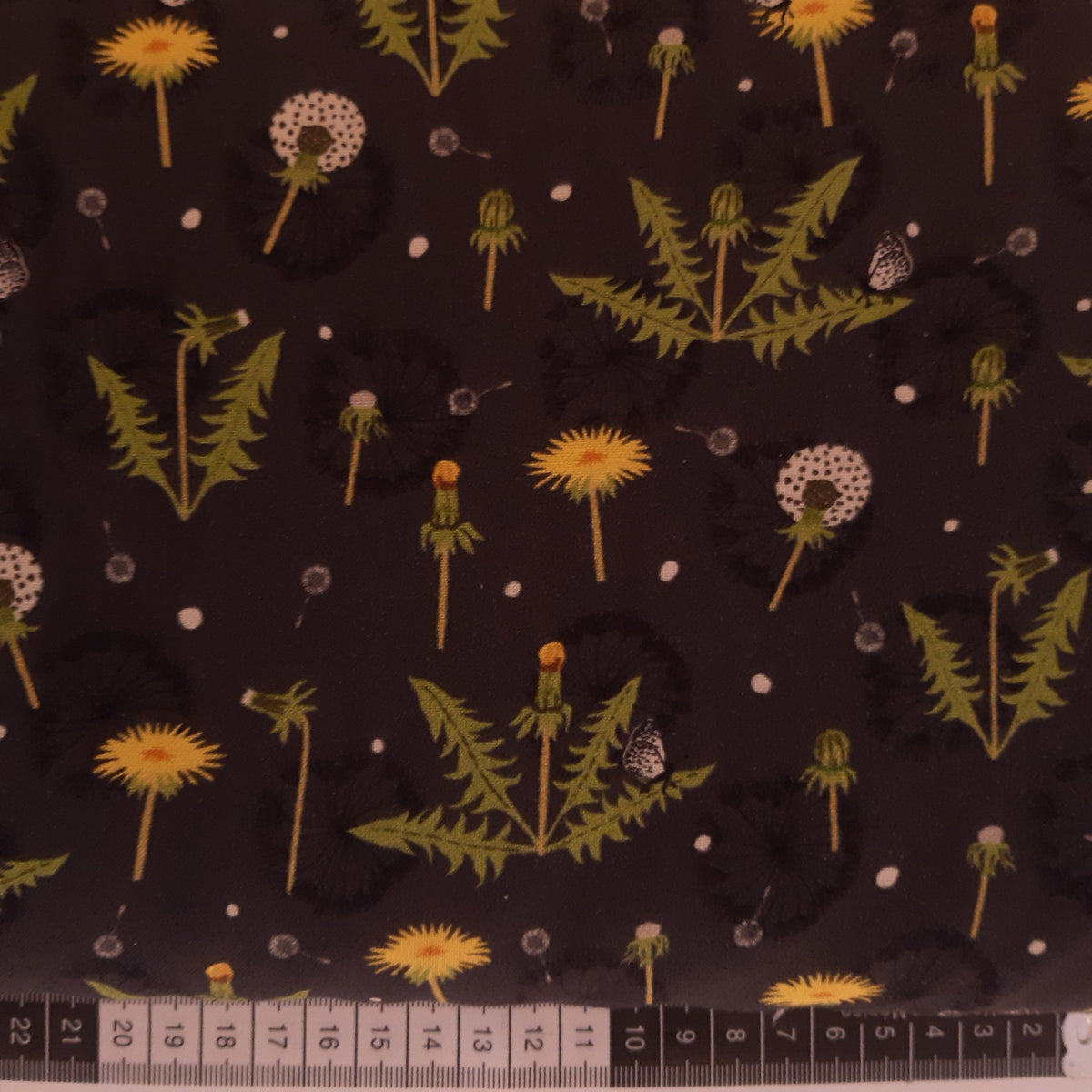 Patchwork stof, mørk grå med mælkebøtter. – skerping