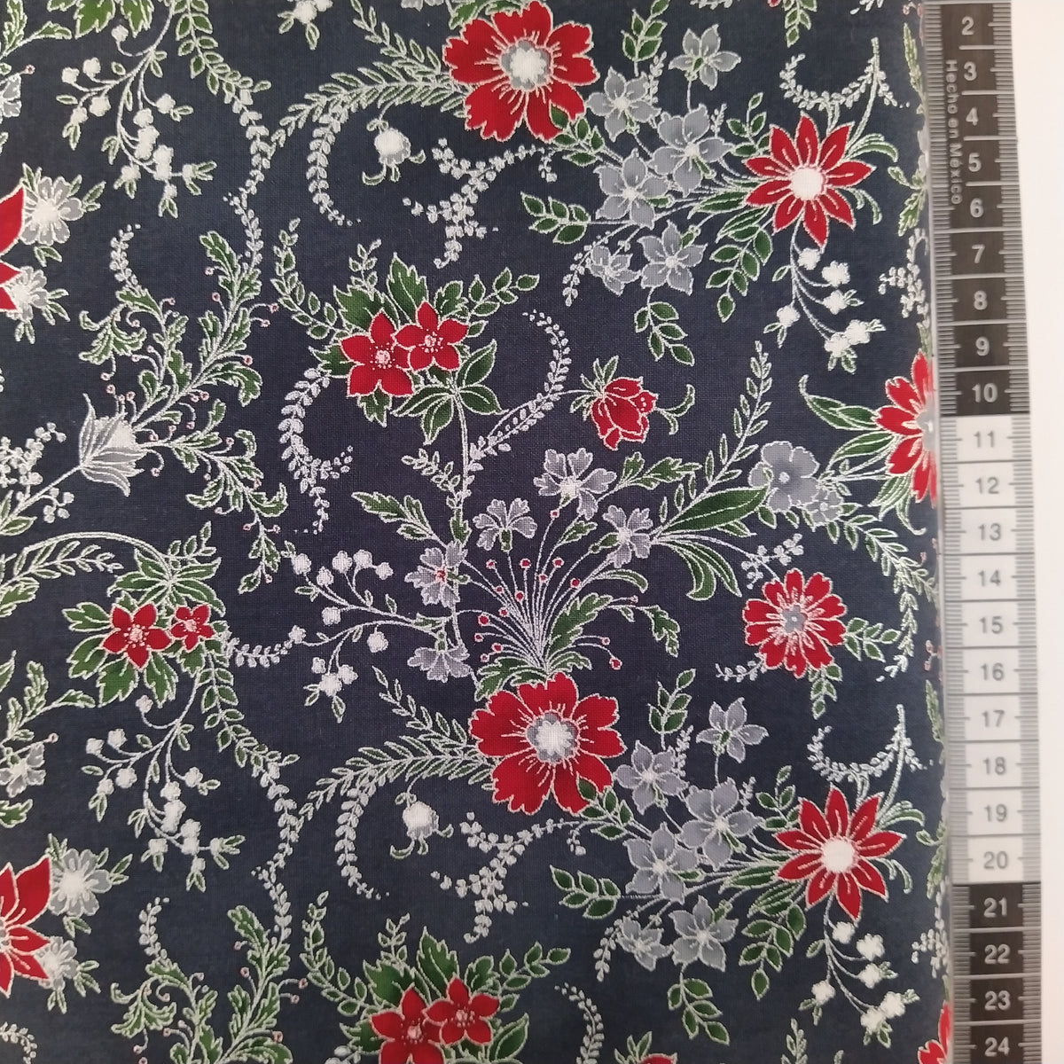 Patchwork stof, grå bund med små og større røde og grå blomster med sø ...