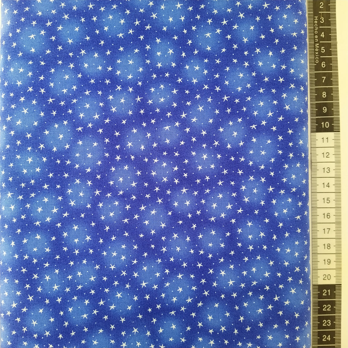 Patchwork stof, flot blå stjernehimmel med hvide stjerner. – skerping